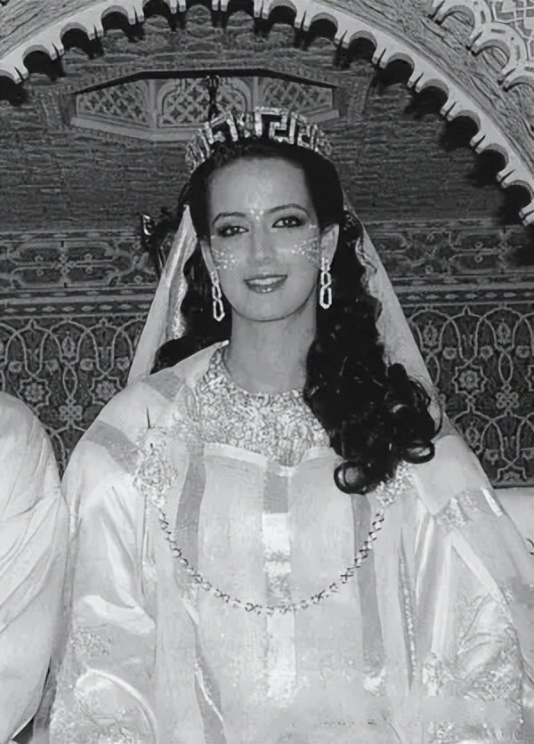 卡塔尔莫扎太后：自己有勇有谋更会育儿，将7儿女培养成人间龙凤