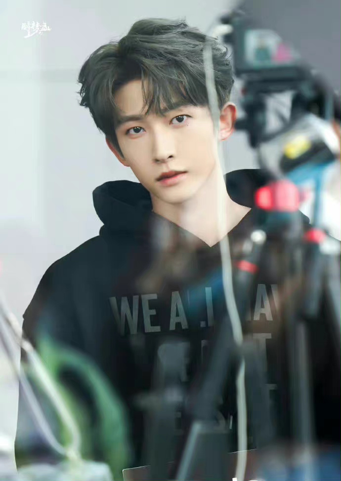 INTO1 刘宇、高卿尘看秀饭拍： 看看状态？__财经头条