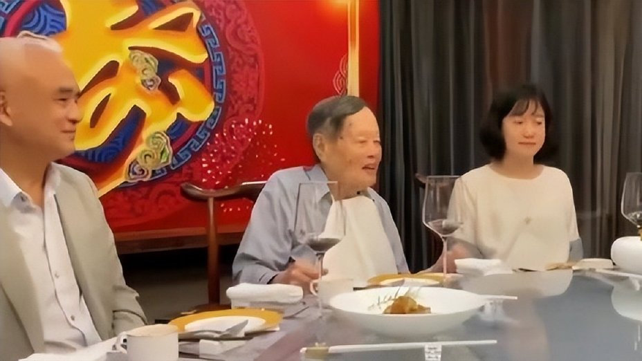 杨振宁办100岁寿宴，感谢翁帆18年的陪伴，夫妻一起庆祝百岁寿宴|翁帆|杨振宁|夫妻_新浪新闻