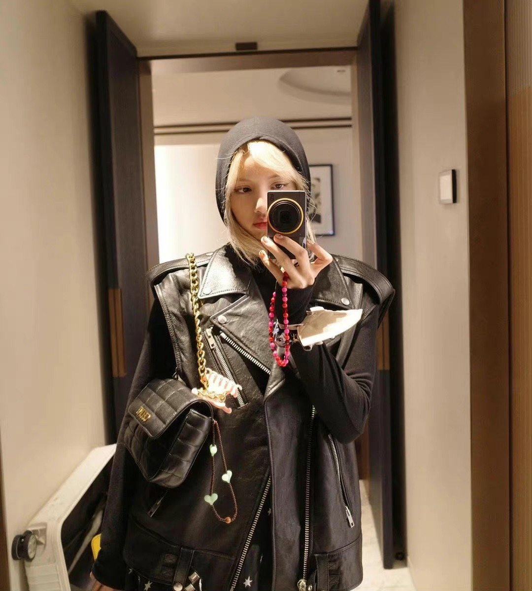 LISA晒对镜三连拍，金发和露背装造型！是性感sasa~好好看__财经头条