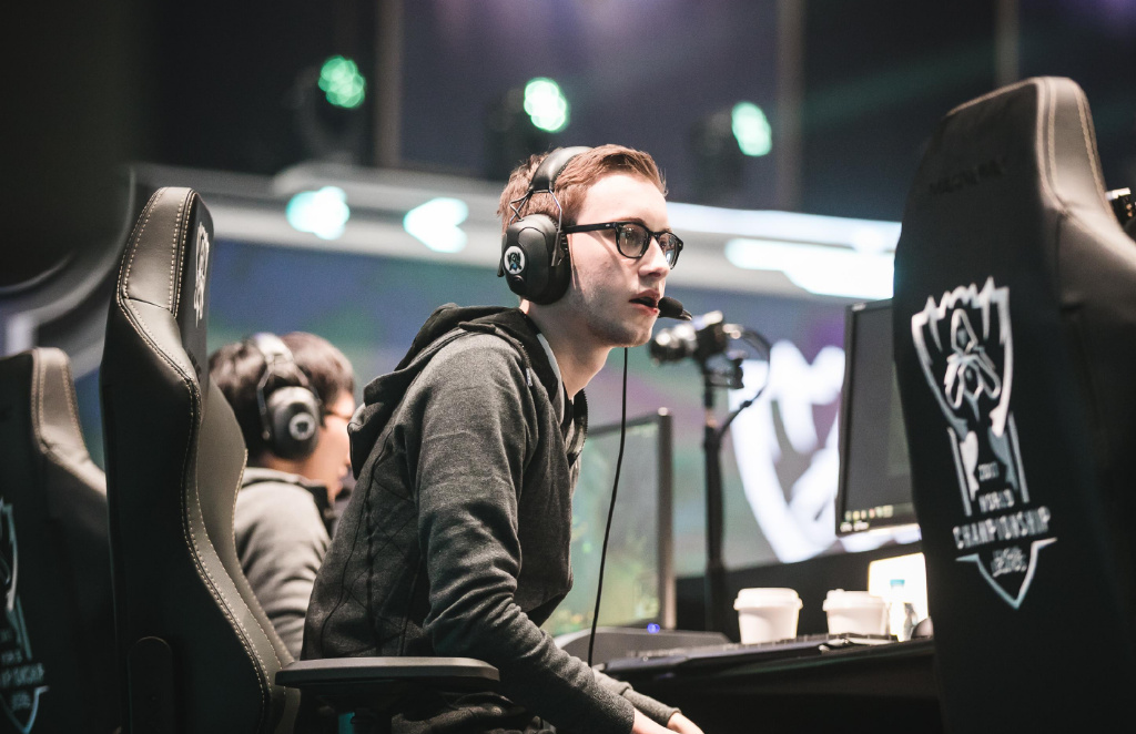 Deft夺冠的连锁反应？远古ADC蠢蠢欲动，Uzi有望复出？__财经头条