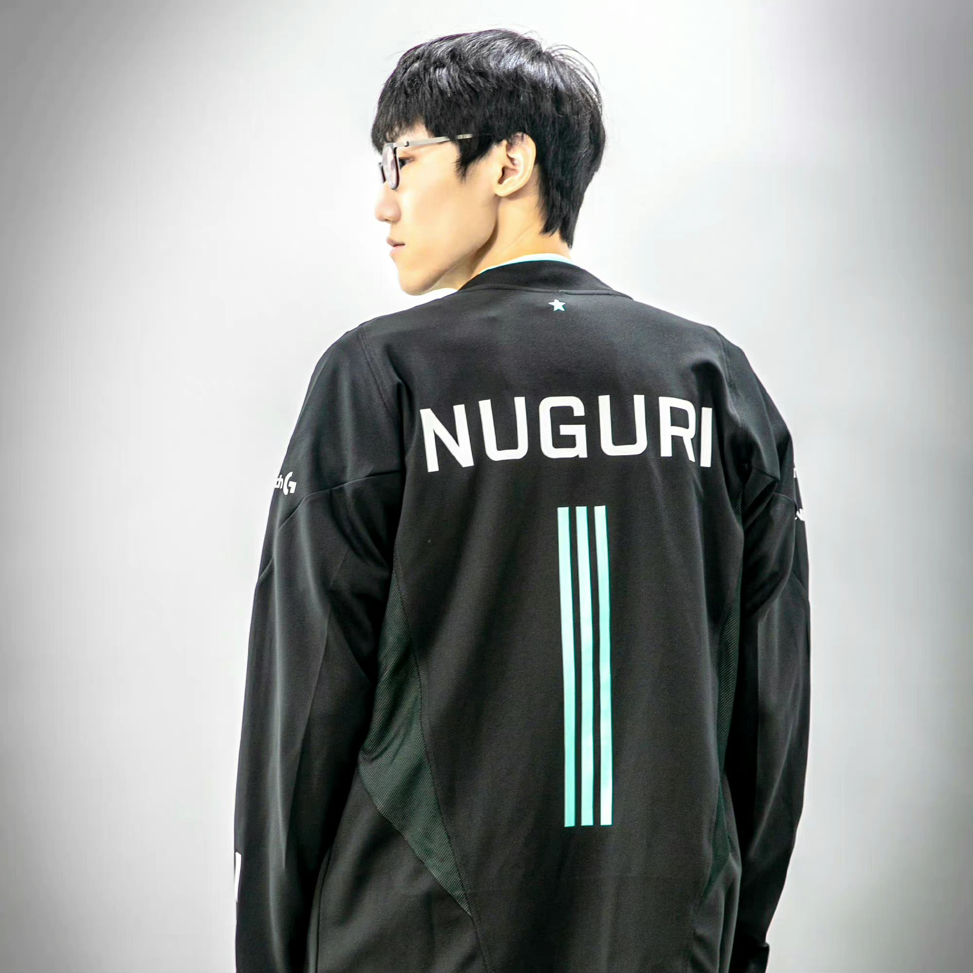 DK官推发布2022全球总决赛出征队服