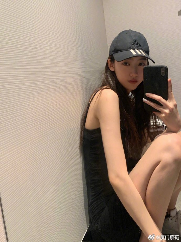 她叫乐彤儿 00年，就读于浙江音乐学院，身高172cm…………