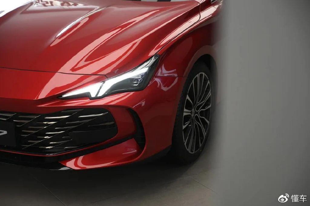 2.0T 261匹 405牛，中型车还带电动尾翼！实拍全新MG7-新浪汽车