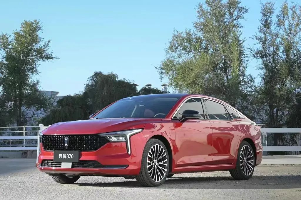 外观尽显东方美学，内饰科技感十足！2022款奔腾B70上市__财经头条