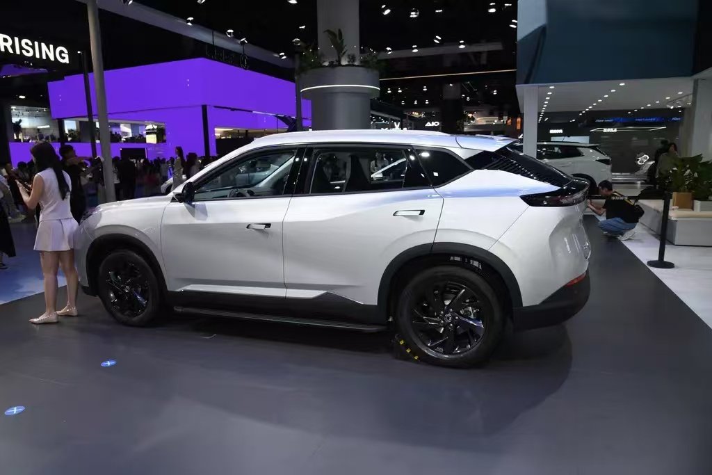 13万—15万元，东风风神L7 EV开启预售，标配8155芯片，续航518km-新浪汽车