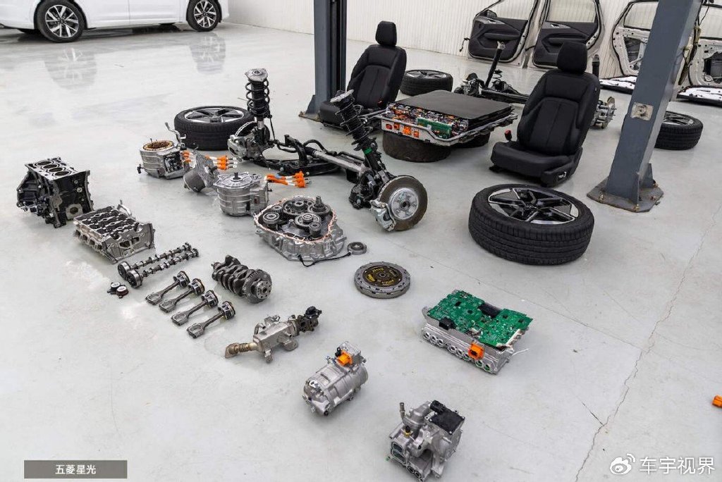 五菱星光与比亚迪秦PLUS有没有偷工减料？一拆便知-新浪汽车