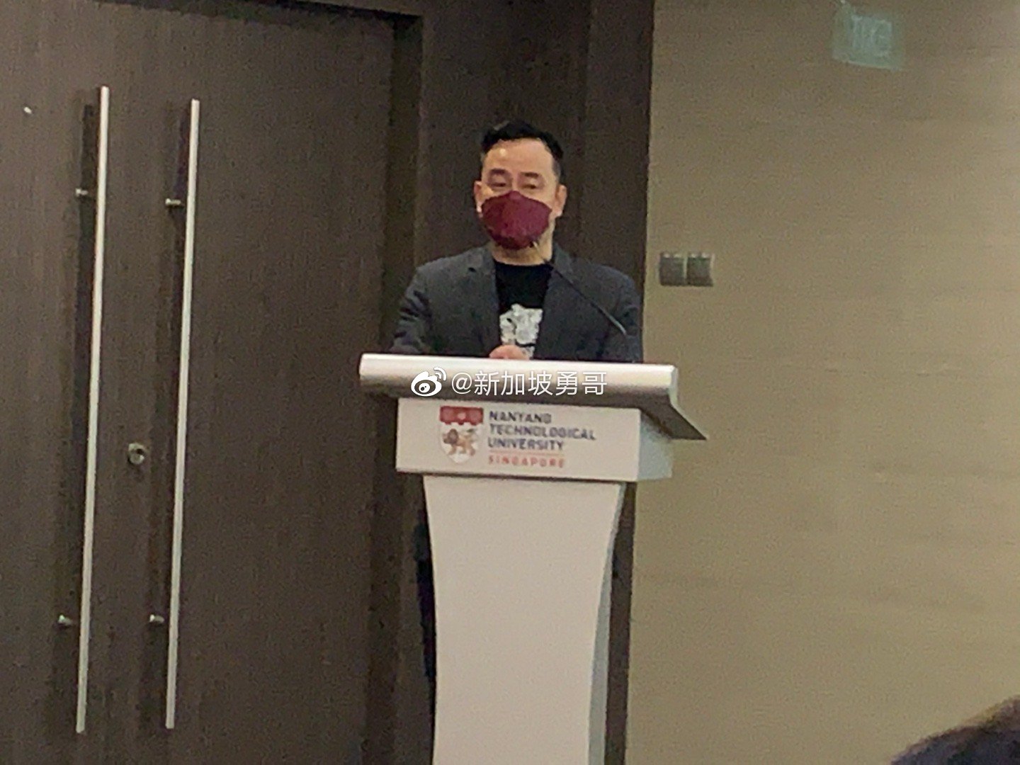 当年上大学半工半读，如今事业有成回馈母校NTU……