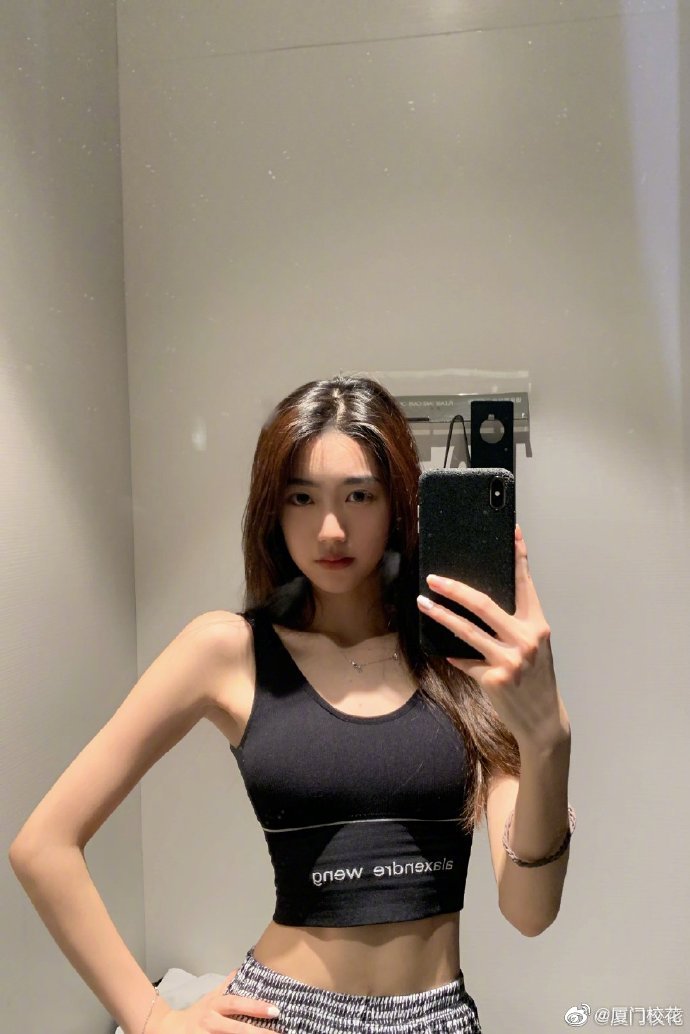 她叫乐彤儿 00年，就读于浙江音乐学院，身高172cm…………