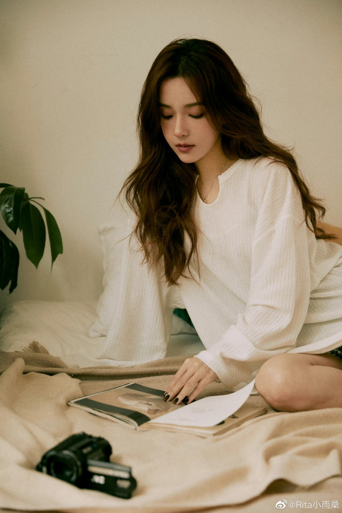 解说Rita晒照：喜欢你才会想跟你腻在一起__财经头条