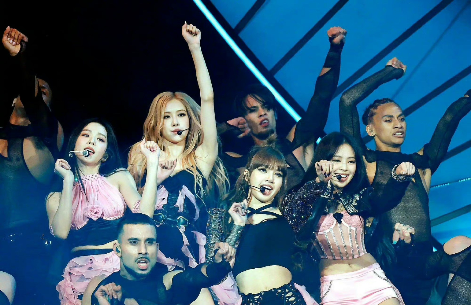 BLACKPINK科切拉演唱会直播超2亿次观看……