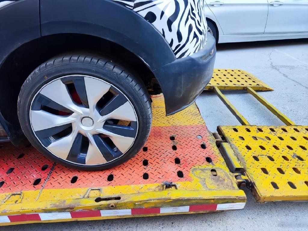 最便宜的特斯拉曝光，造型类似两厢model 3，这车咋样？