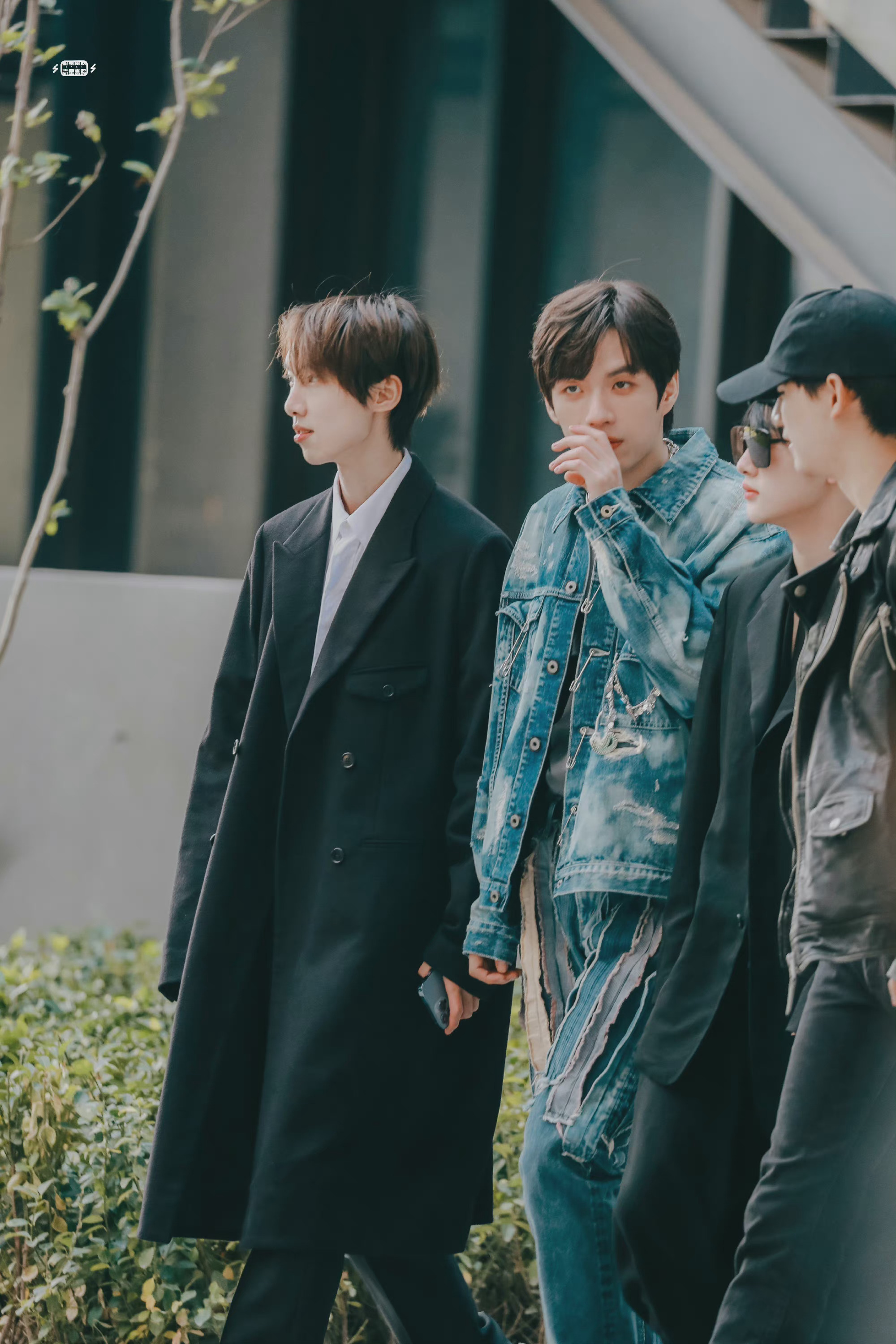 R1SE小分队录制新综艺《大伙之家》路透