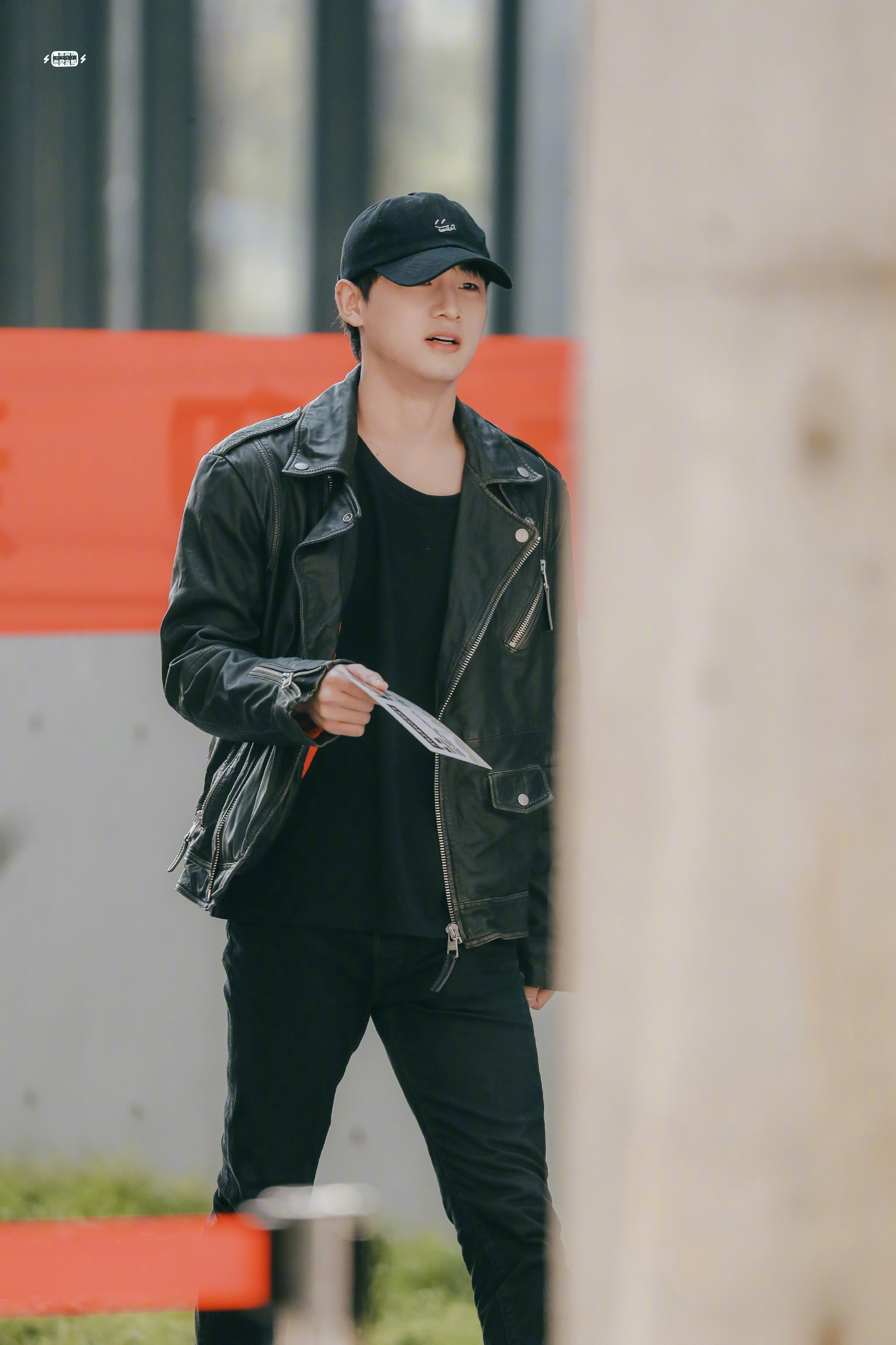 R1SE小分队录制新综艺《大伙之家》路透