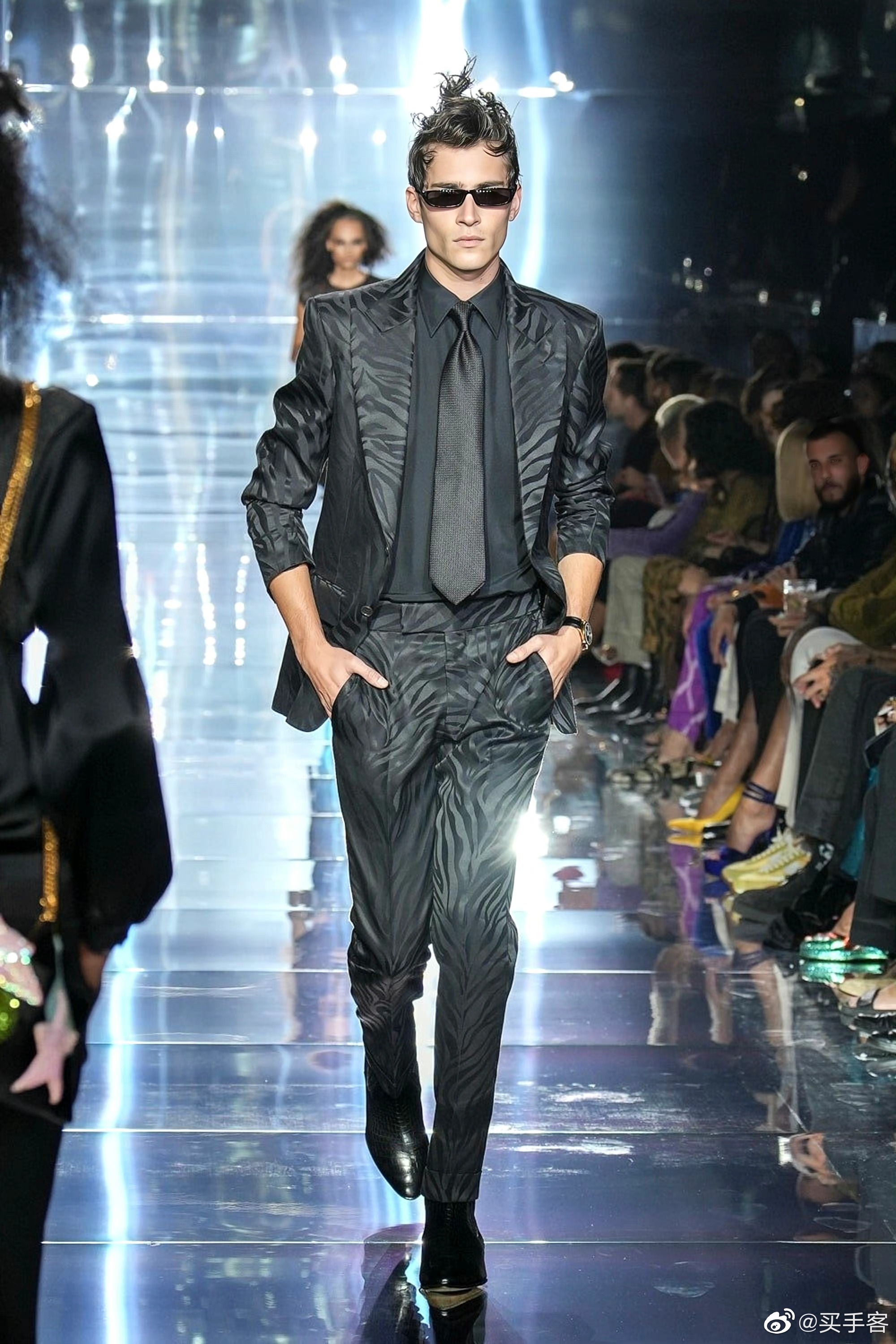 Tom Ford 2023春夏系列 延续了上一季的“复古Disco派对风”……