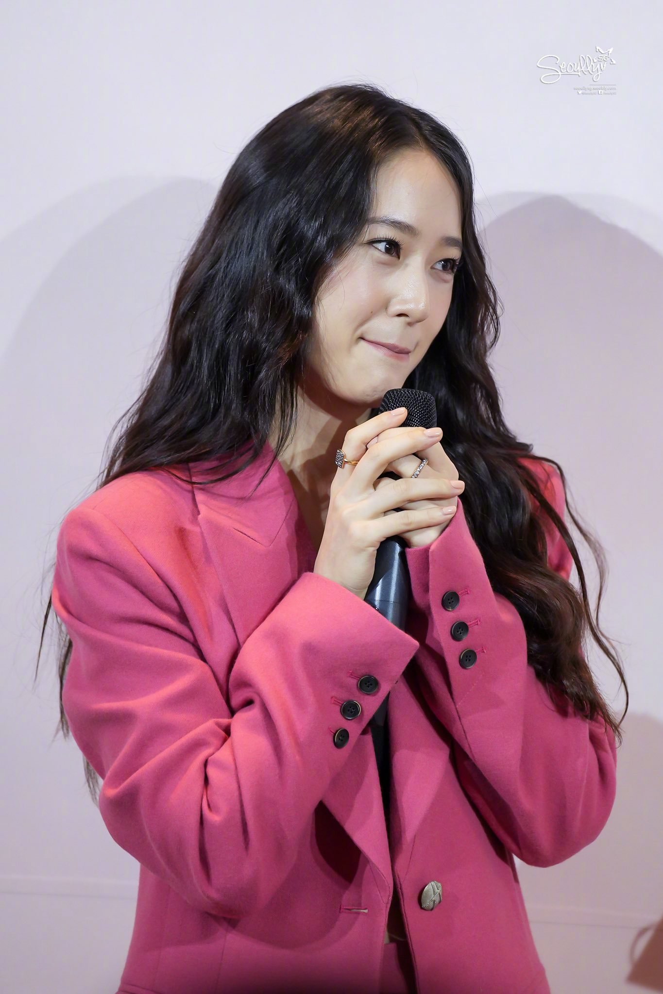 郑秀晶 今日新加坡活动造型 蛋卷头搭配玫粉色西装套装潇洒靓丽……__财经头条