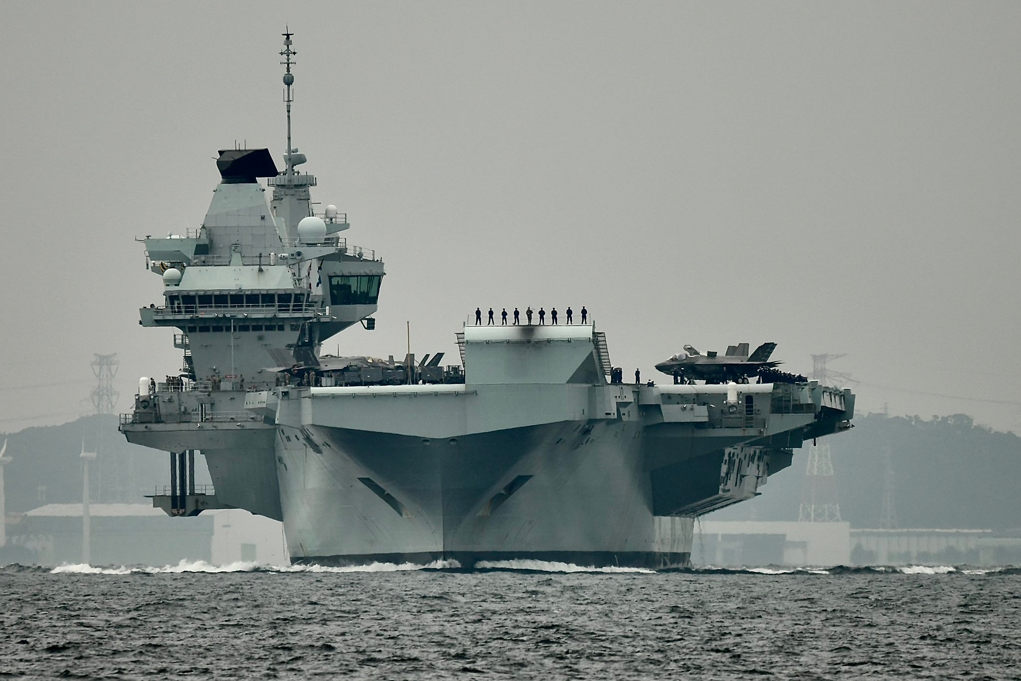 驶入横须贺军港美军泊位的英国海军伊丽莎白女王号航母__财经头条