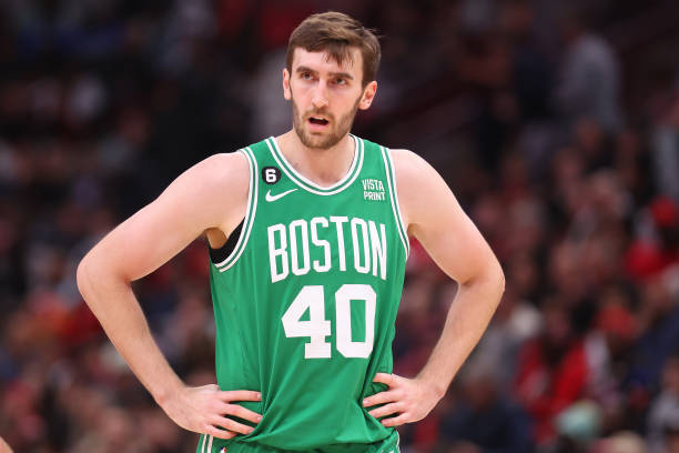 没护框没篮板没防守，凯尔特人还是让这位大个子待在板凳席上吧？|科内特|凯尔特人|板凳席_新浪新闻