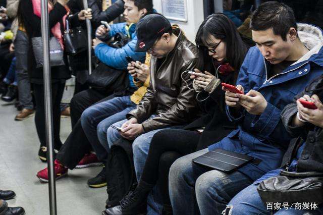 反正都是这样，包括现在正在憋嘴看手机的你__财经头条