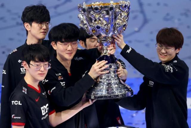 Viper回归后不忘在LPL捞金，用中文直播，一夜获得上千万礼物