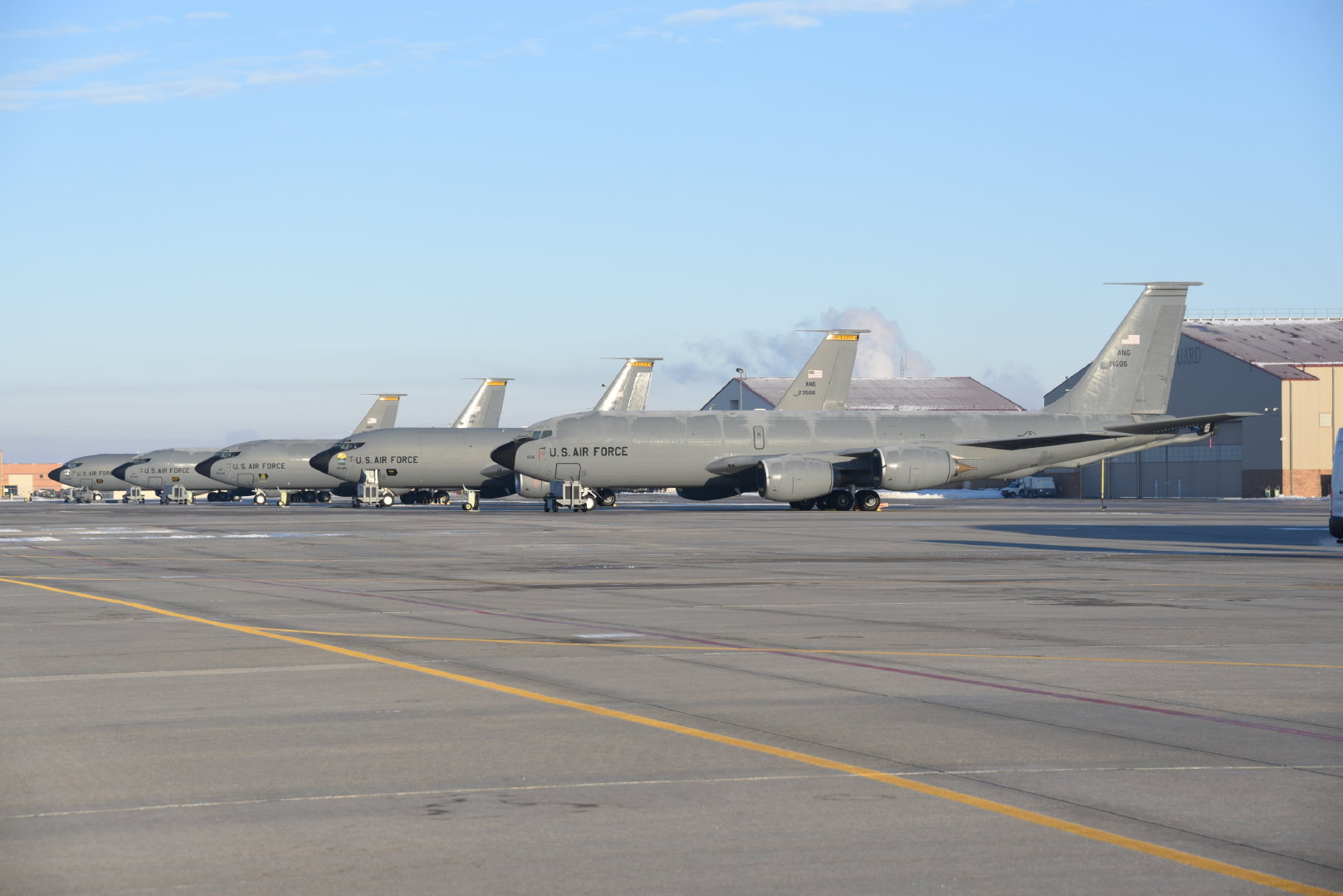 清晨的阳光反射在一架新装备的美国空军KC-135飞机上