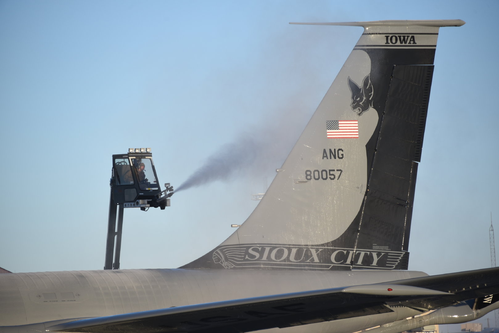 清晨的阳光反射在一架新装备的美国空军KC-135飞机上