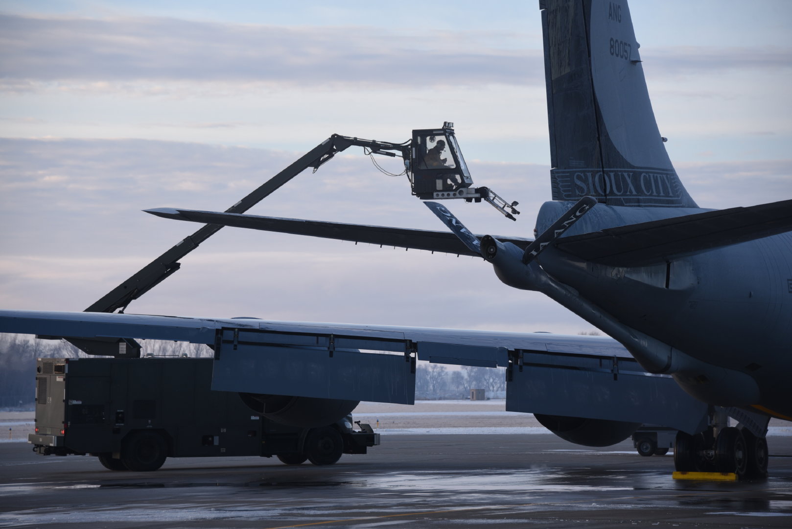 清晨的阳光反射在一架新装备的美国空军KC-135飞机上