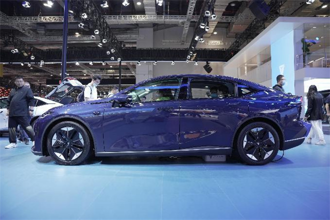 深蓝SL03亮相上海车展：用“黑红”争做不被定义的新能源汽车？-新浪汽车