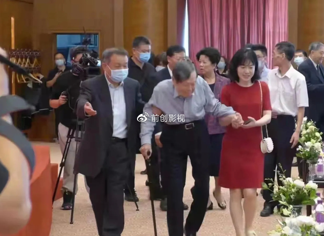 杨振宁出席百岁生日宴，精神矍铄状态极佳，与小54岁娇妻十指紧扣__财经头条