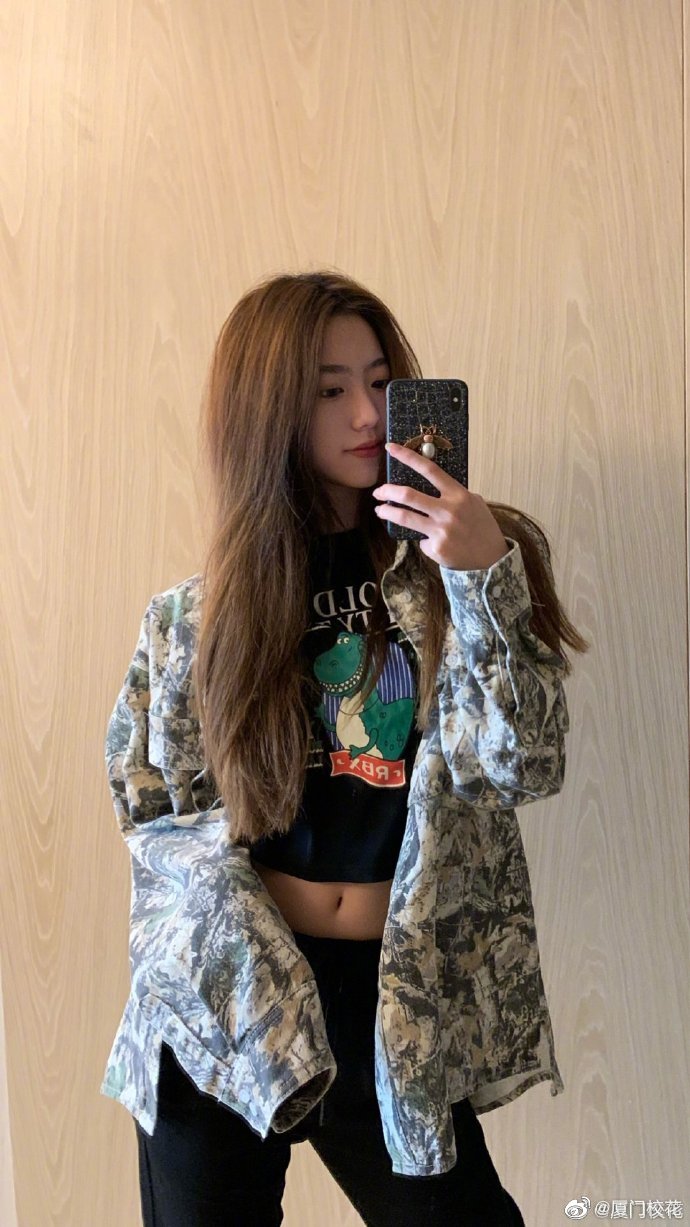 她叫乐彤儿 00年，就读于浙江音乐学院，身高172cm…………