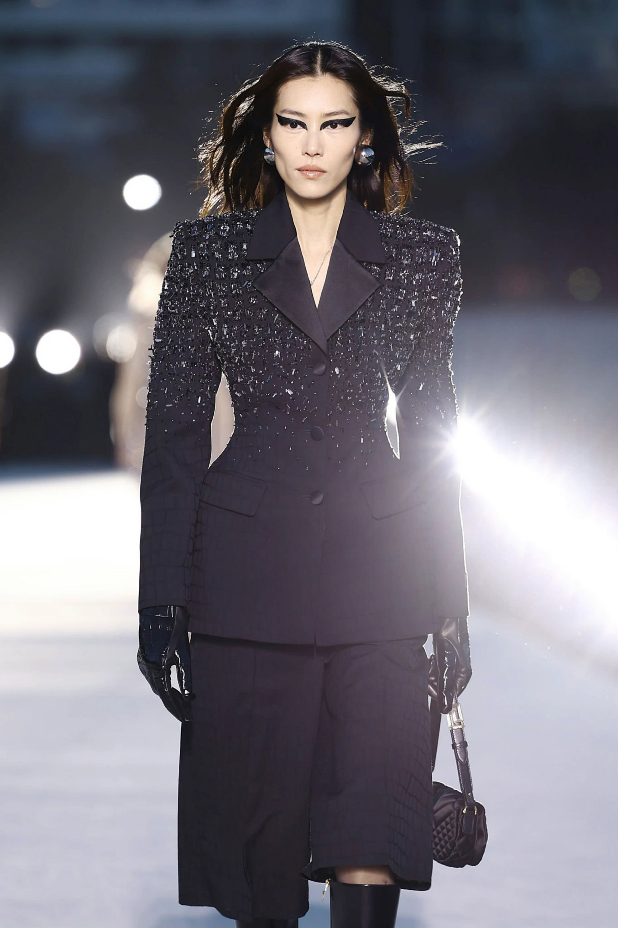 Versace 2023 秋冬系列洛杉矶发布秀———超模再次受邀走秀……__财经头条