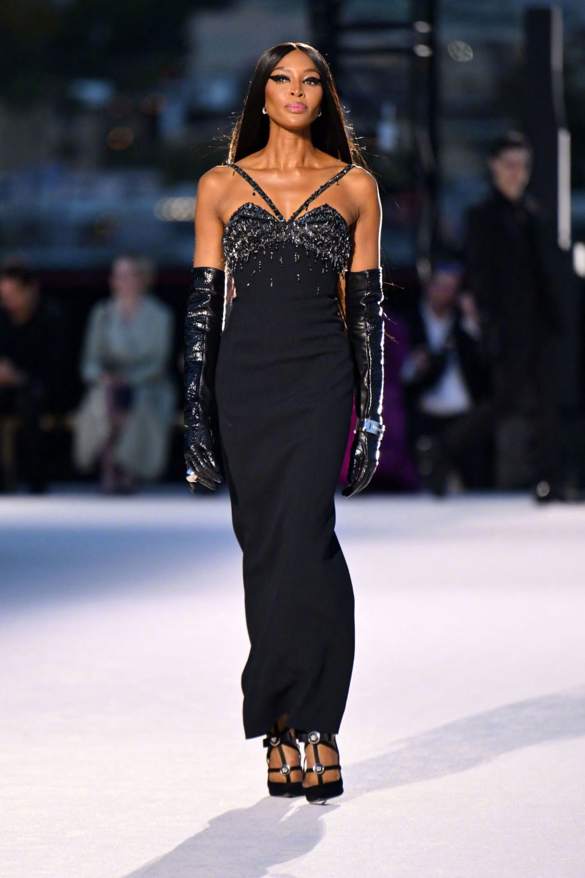 Versace 2023 秋冬系列洛杉矶发布秀，走秀的传奇超模娜奥米……__财经头条