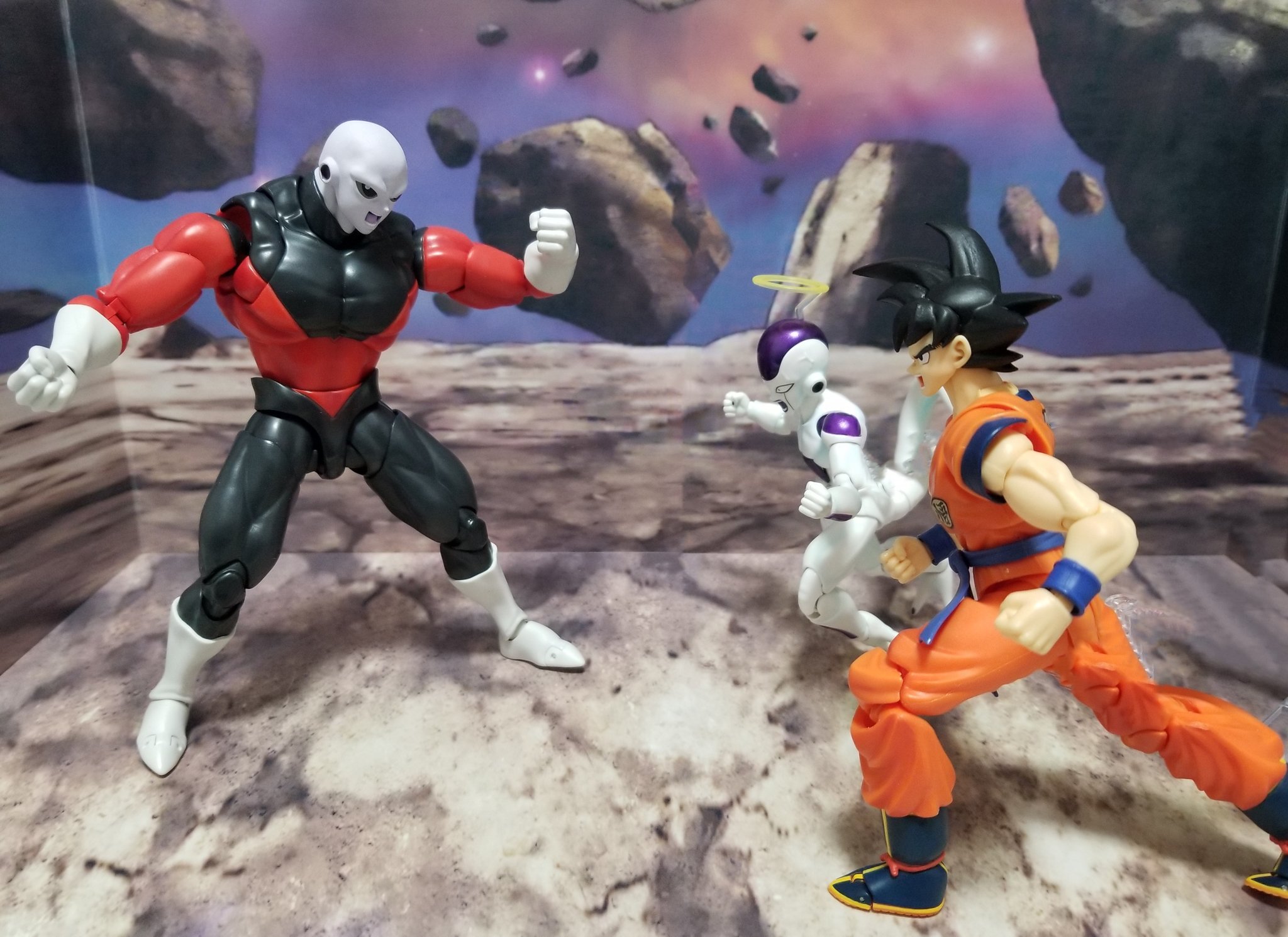 来自模玩摄影爱好者『DBZ』用『万代SHF龙珠可动模型手办系列』进行动