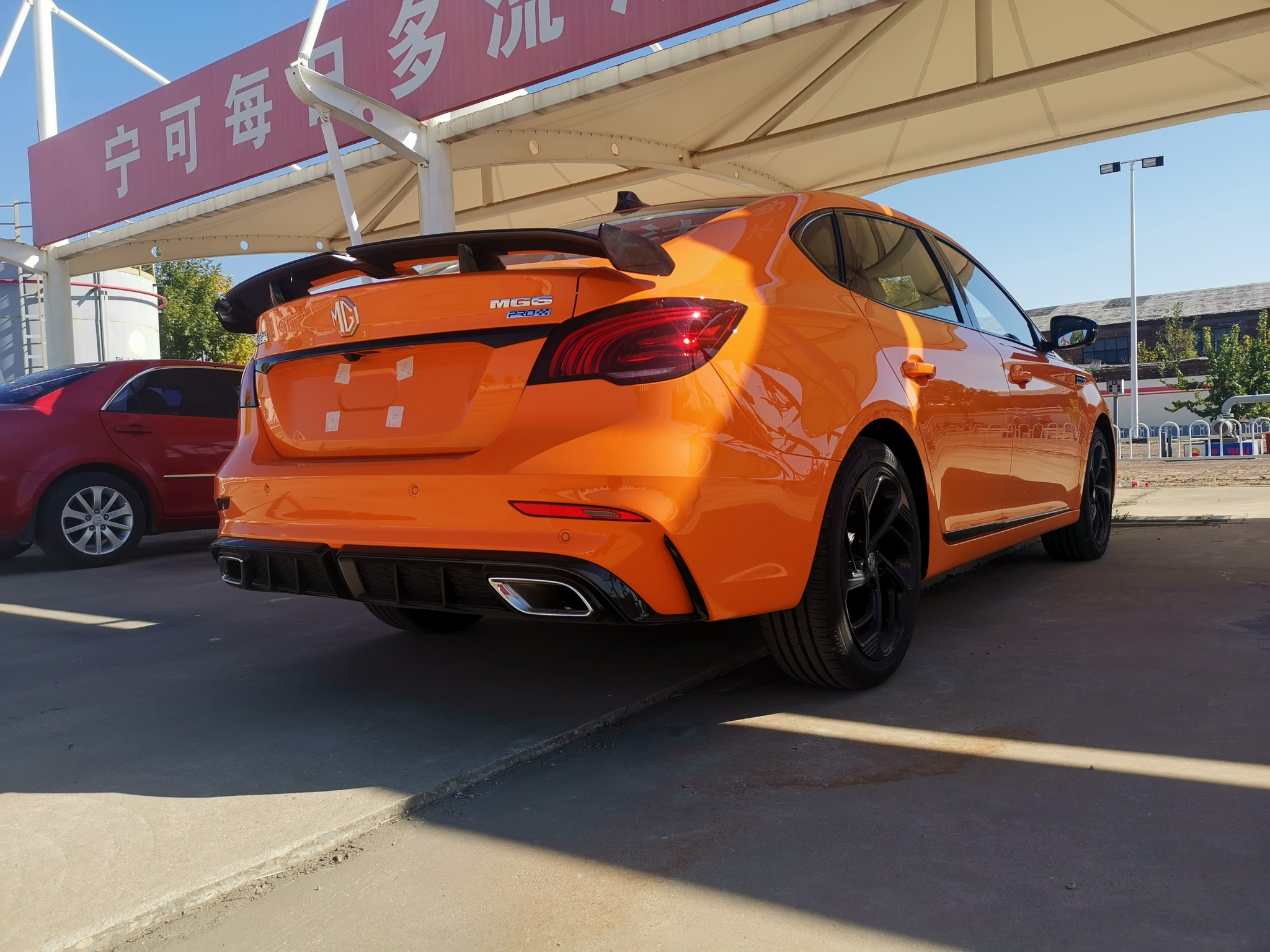 名爵MG6Pro 旗舰版，裸车12.5万，购置税1.1万，保险0.5万……__财经头条