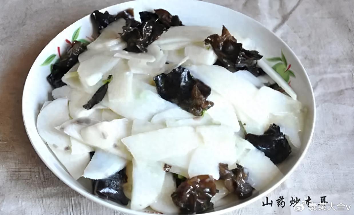 现在的山药正当季，简单炒一炒，清爽开胃，好吃无负担|木耳|好吃|山药食谱|清炒山药木耳|山药|大火|口感|负担|食材|味精|植物油|水分_新浪新闻