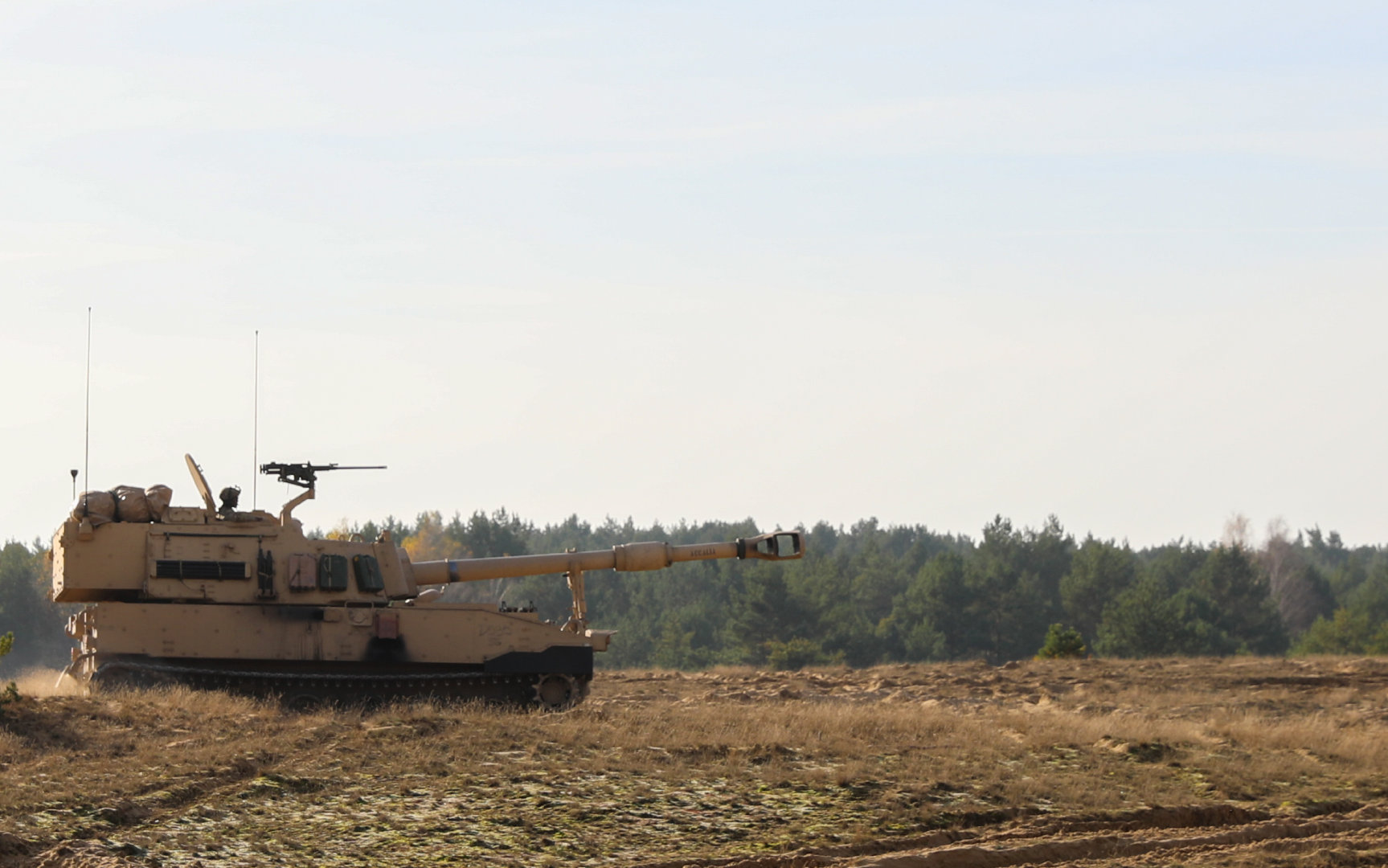 美国士兵在实弹演习中使用M109A7圣骑士M284 155毫米榴弹炮