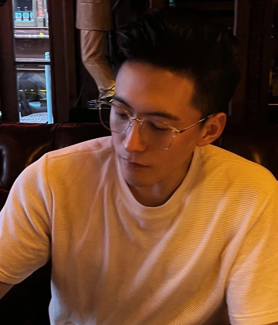 戴眼镜的时候，真的好帅！ 图：Alf Yang小白杨__财经头条