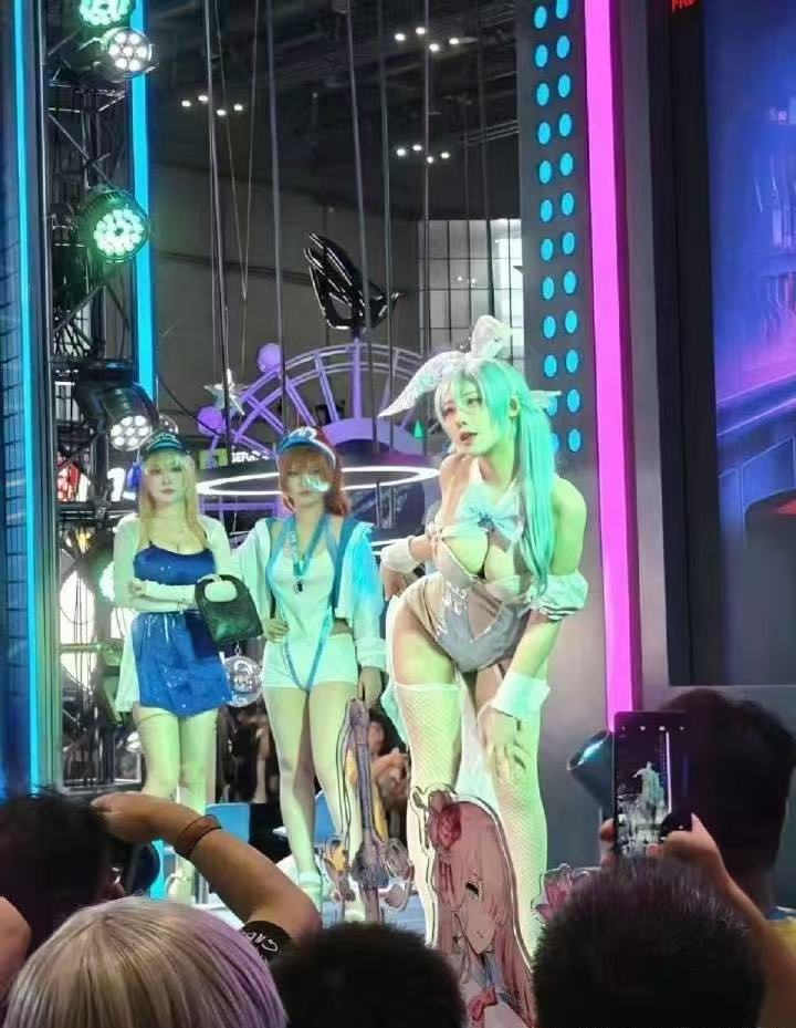 一天涨粉30万的韩国Coser火了，怎么大家都在@老乡鸡？