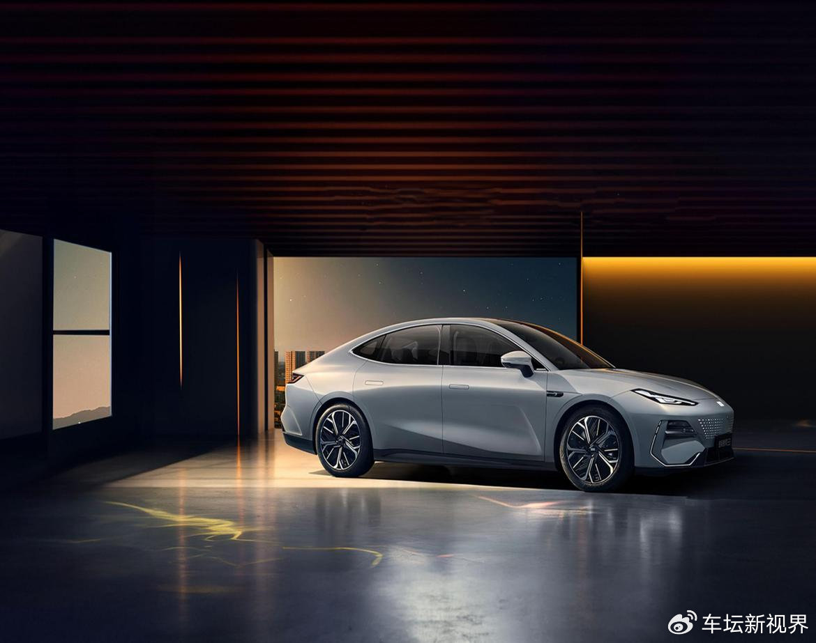 吉利银河E8一体式前脸引领潮流，带来沉浸空间-新浪汽车