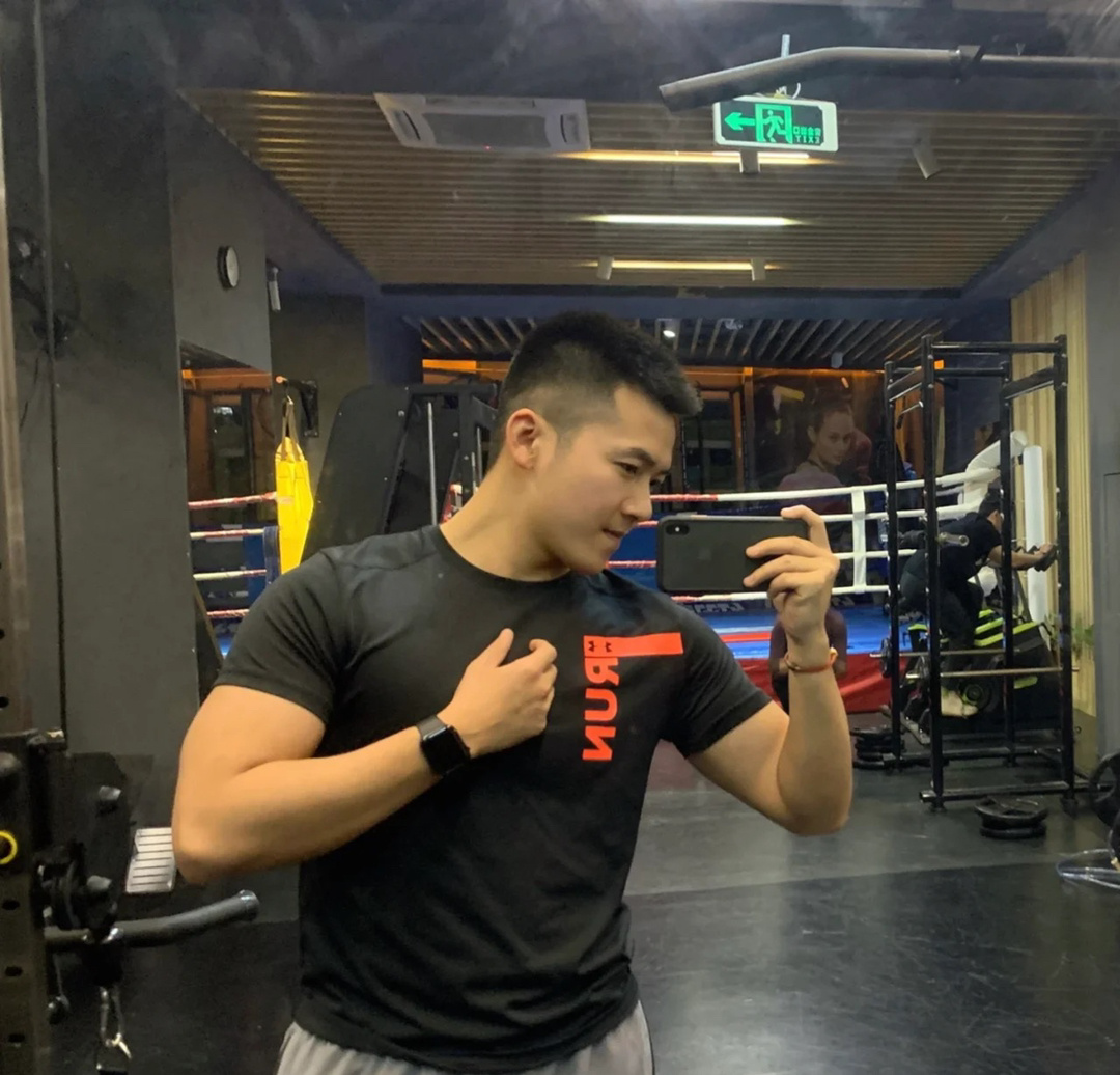 憨厚型的肉壮帅哥财经头条