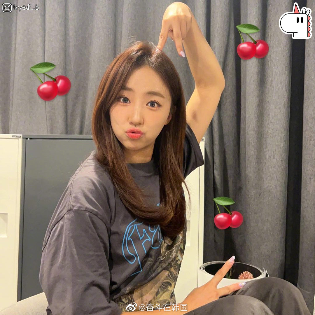 最近又流行cherry peace啦~拍照pose又多一个__财经头条