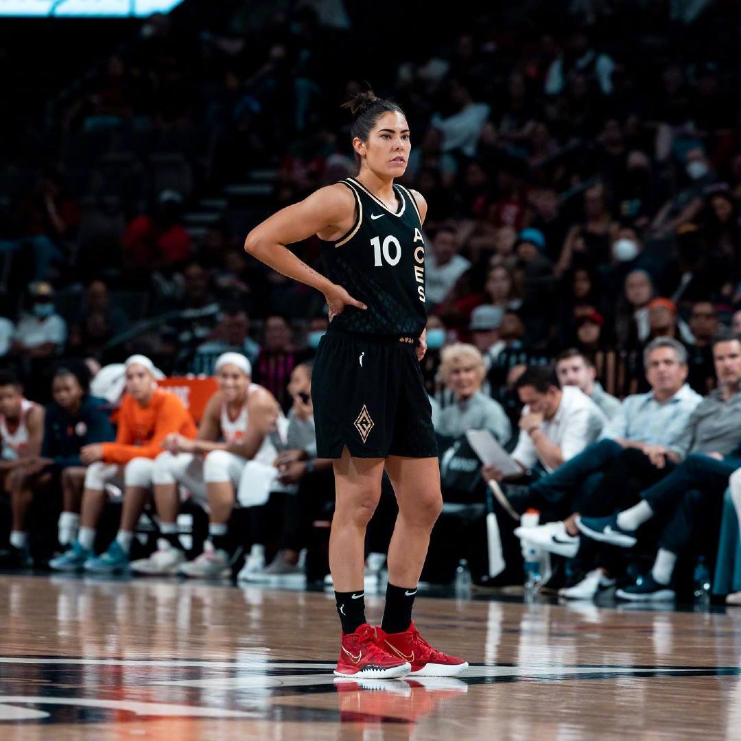 WNBA球星Kelsey Plum（身高173CM）的穿搭Look__财经头条