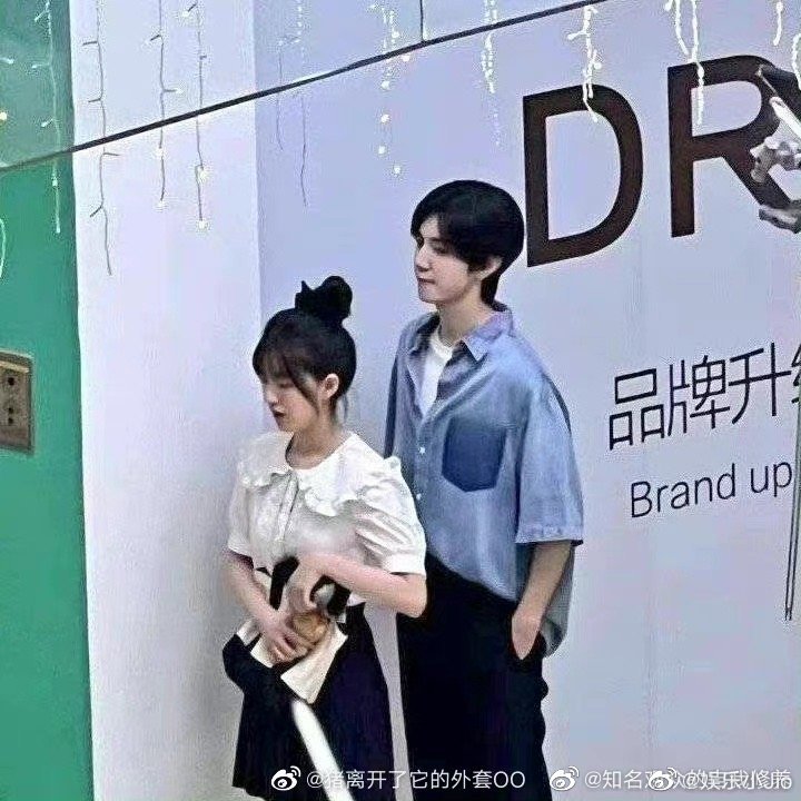 《偷偷藏不住》路透里可以看到陈哲远改发型了……
