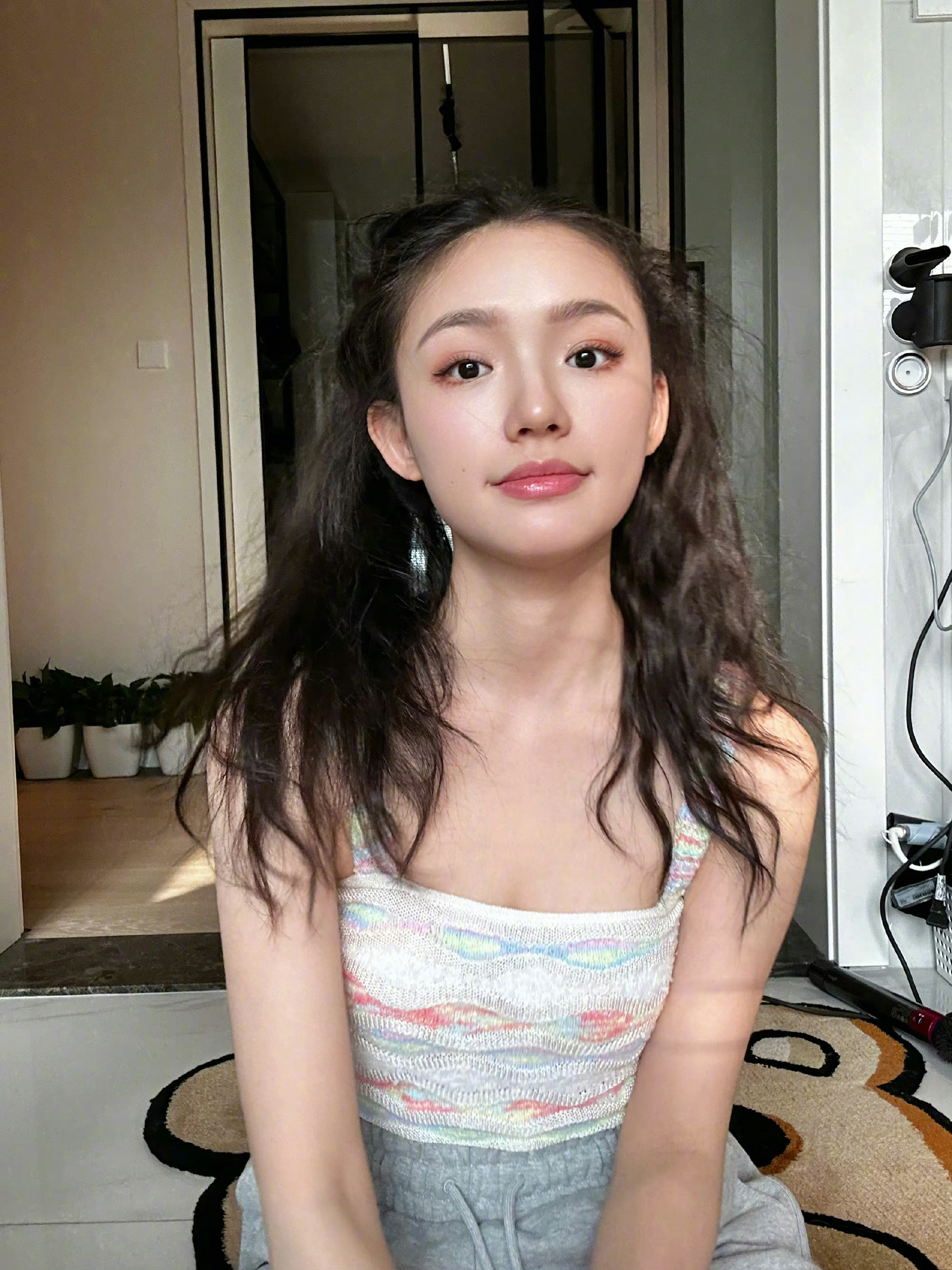 林允少女感双马尾造型随拍 俏皮可爱,高中生即视感财经头条