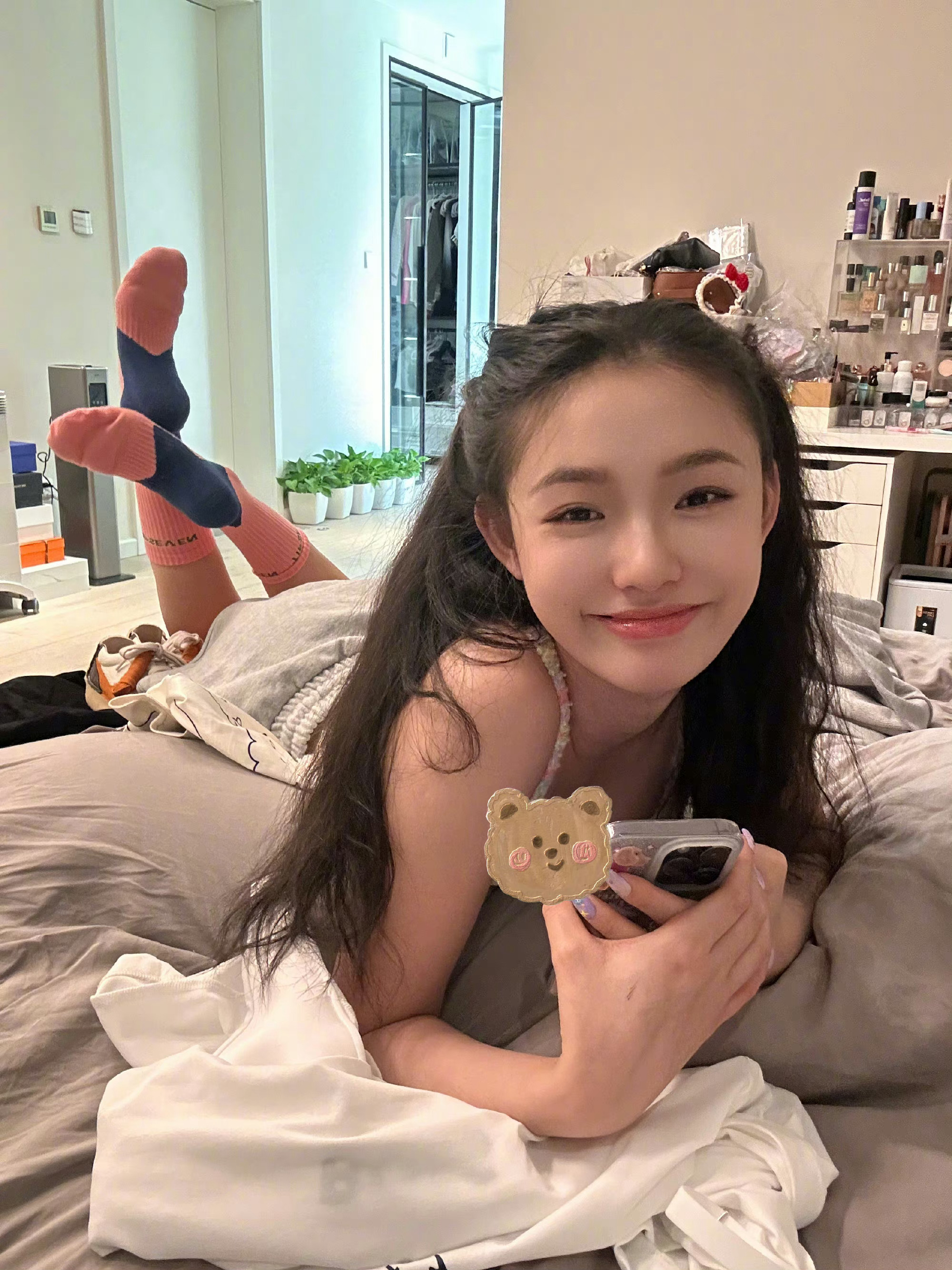 林允少女感双马尾造型随拍 俏皮可爱,高中生即视感财经头条