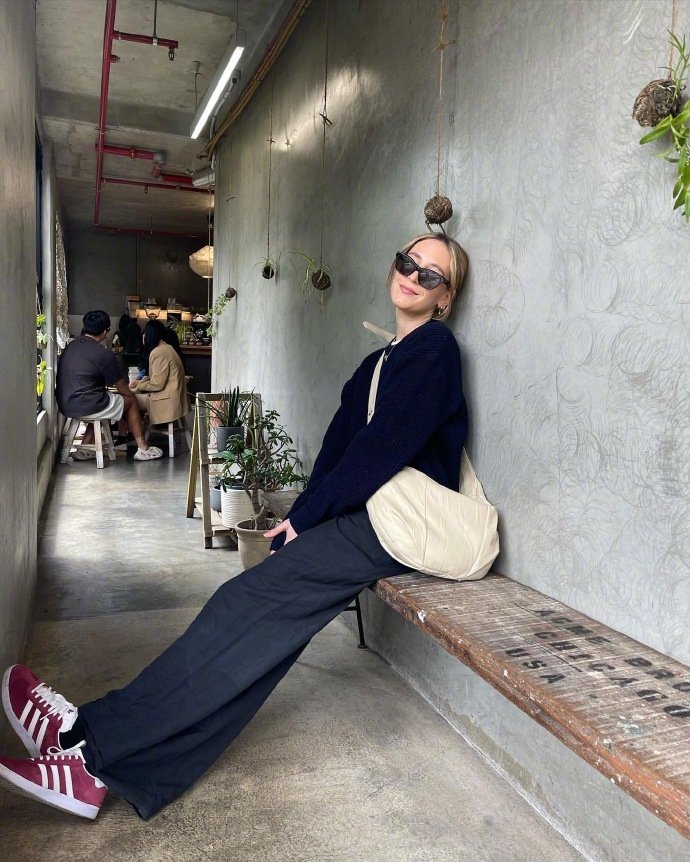 ins时尚博主Jess Alizzi的近期穿搭look更新｜简约高级的日常氛围__财经头条