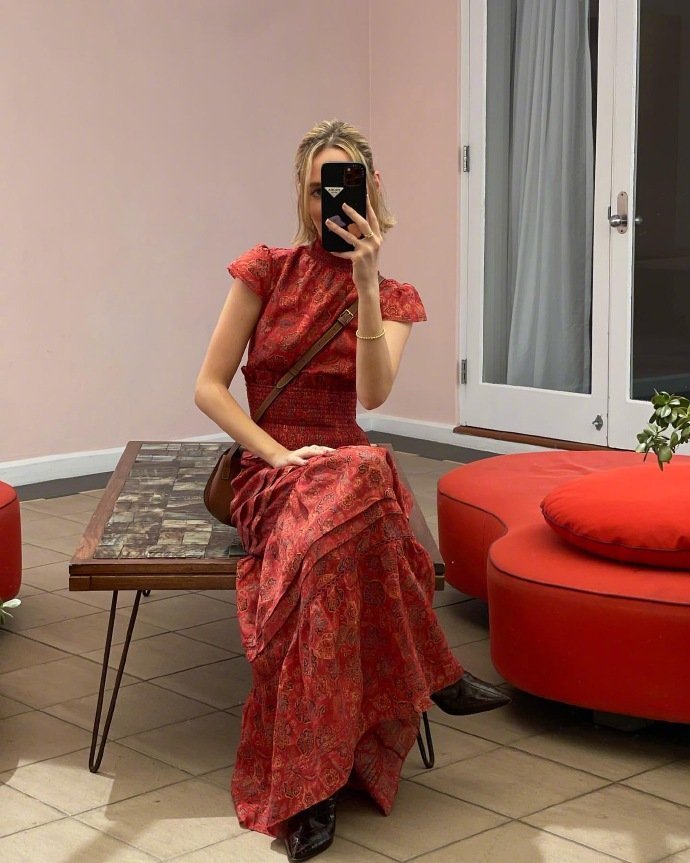 ins时尚博主Jess Alizzi的近期穿搭look更新｜简约高级的日常氛围__财经头条