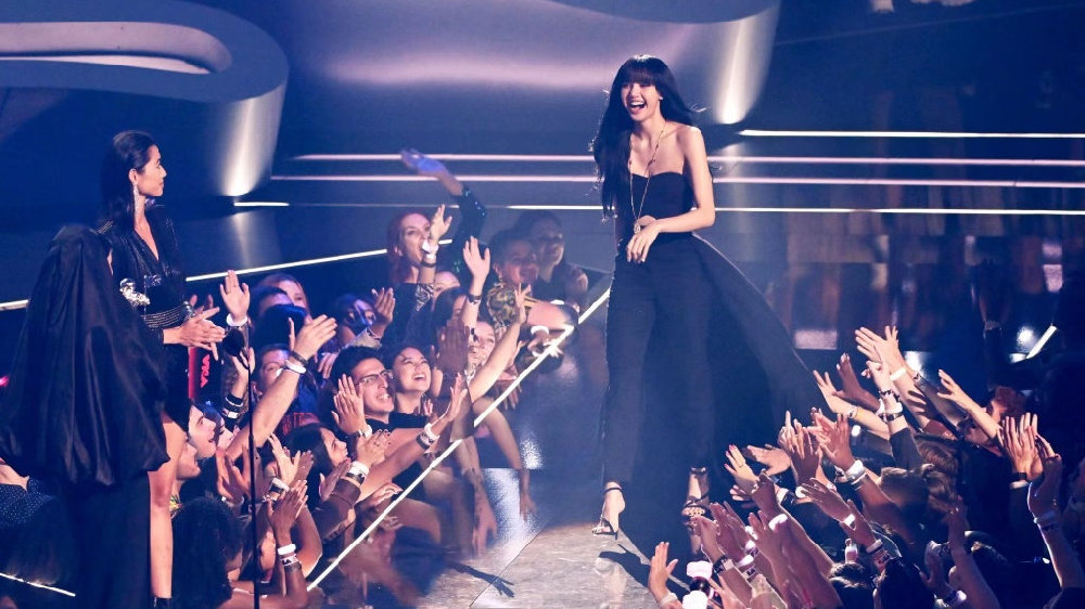 泰籍明星LISA获奖创新历史，泰国政府表祝贺|LALISA|YouTube|泰国_新浪新闻