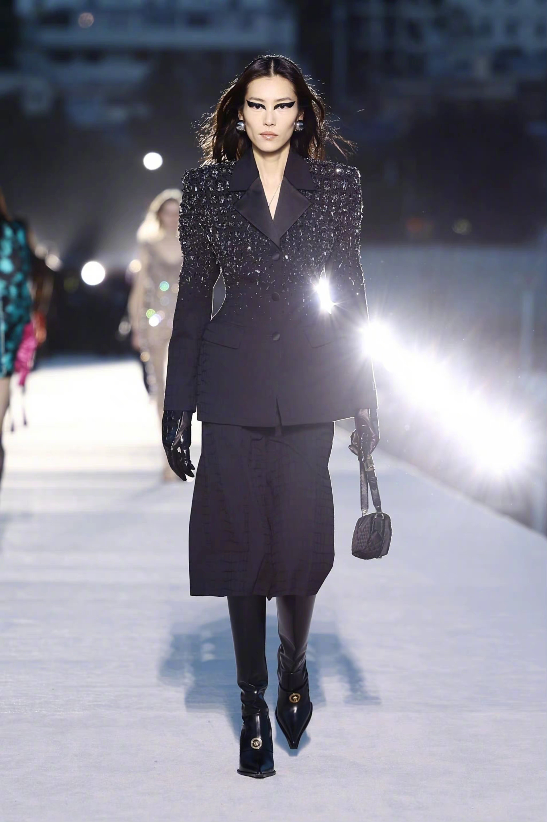 Versace 2023 秋冬系列洛杉矶发布秀———超模再次受邀走秀……__财经头条