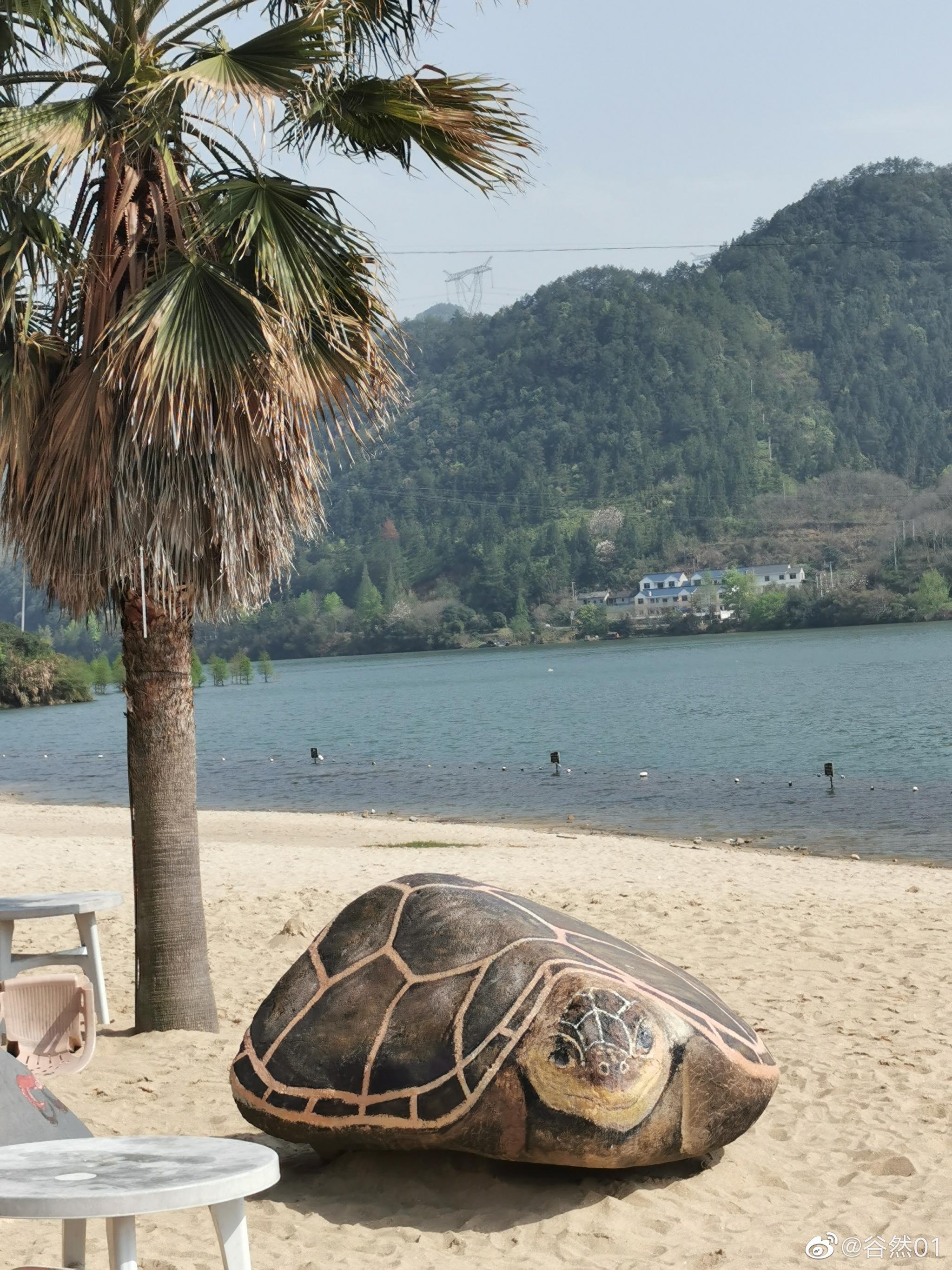 丽水长汀沙滩，水很清澈，还有小鱼，还可以捡点各类形状石头……